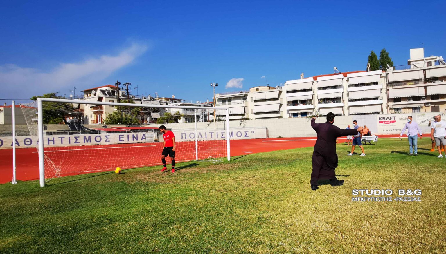 Παπάς παίζει μπάλα και εκτελεί πέναλτι τον αγιασμό της ομάδας του ...