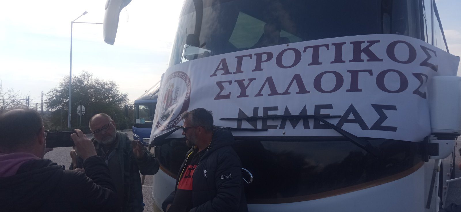 Το λεωφορείο με τους αγρότες από την Νεμέα για το συλλαλητήριο της ...