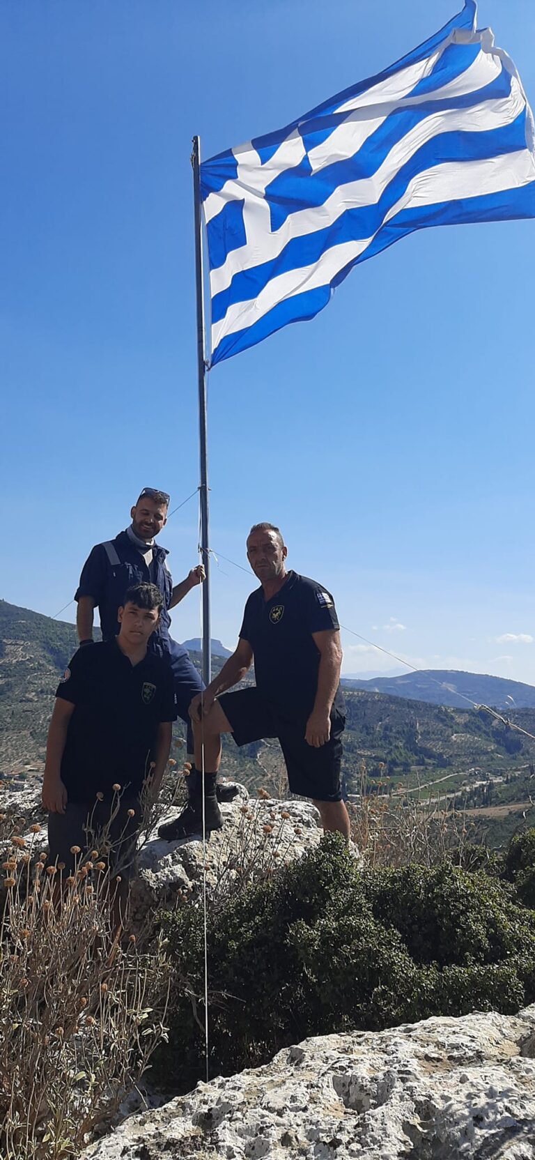 Νεμέα: Αντικατάσταση της Σημαίας στην Παναγία του Βράχου από τον ...