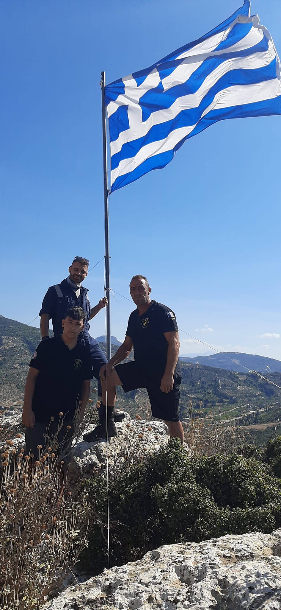 Νεμέα: Αντικατάσταση της Σημαίας στην Παναγία του Βράχου από τον ...