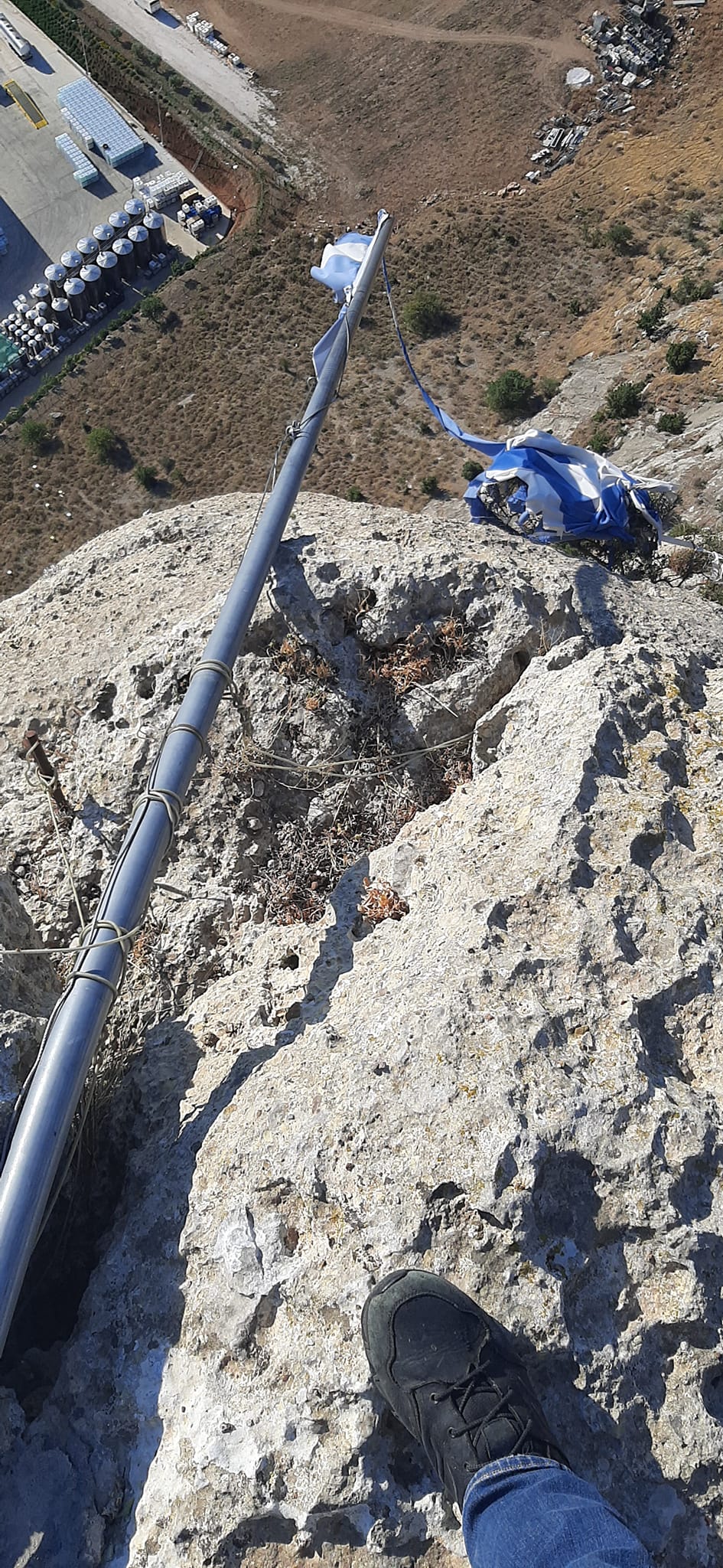 Νεμέα: Αντικατάσταση της Σημαίας στην Παναγία του Βράχου από τον ...